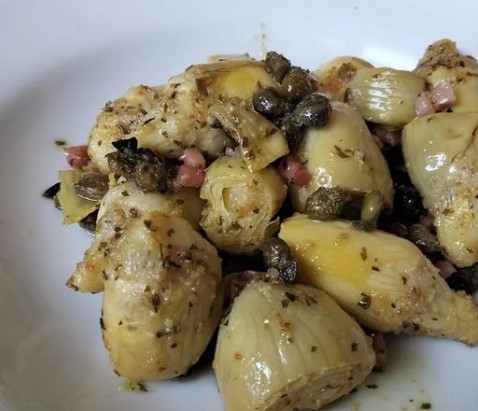Salteado de alcachofas con alcaparras y jamón