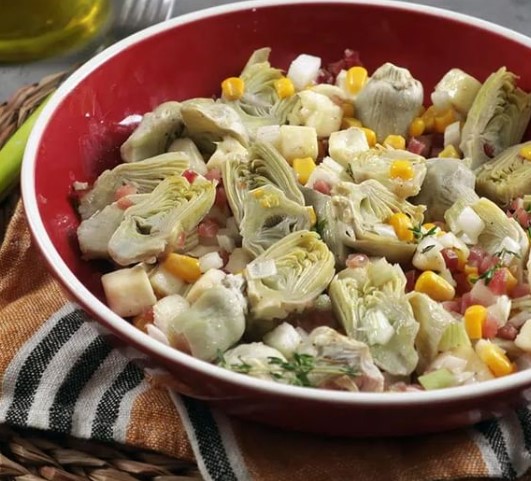 Ensalada de alcachofas con jamón y queso feta